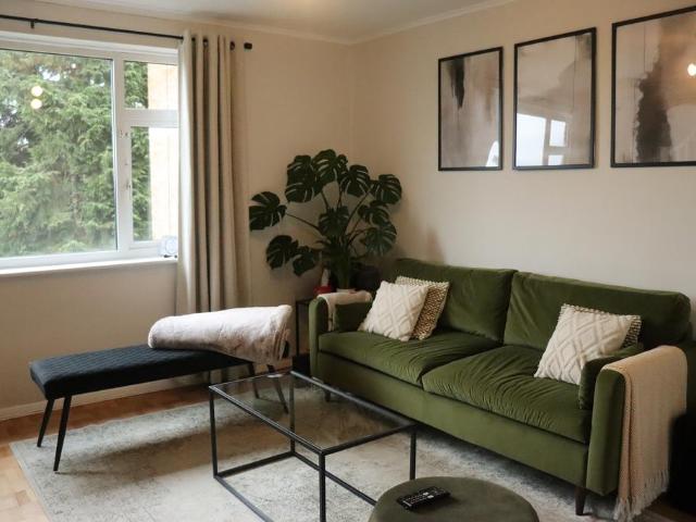 Constitution Hill, Woking GU22 2 bed flat to rent £1,550 pcm £358 pw