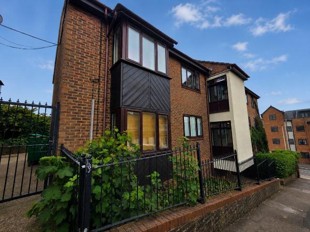Constitution Hill, Chatham ME5, 1 bed flat to rent, £900 pcm | PrimeLocation