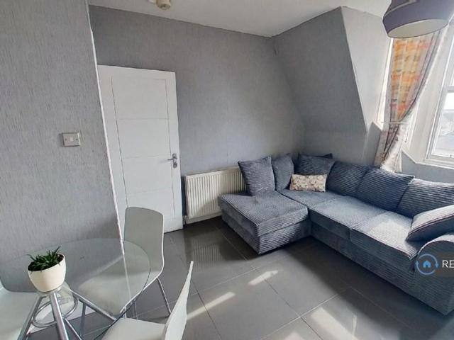 Constitution Street, Edinburgh, EH6 3 bed flat to rent £1,900 pcm £438 pw