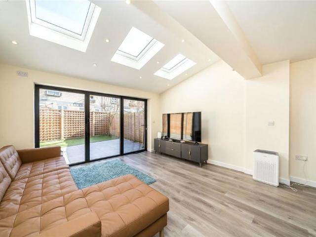 Cookham Crescent, London SE16 4 bed terraced house to rent £5,000 pcm £1,154 pw