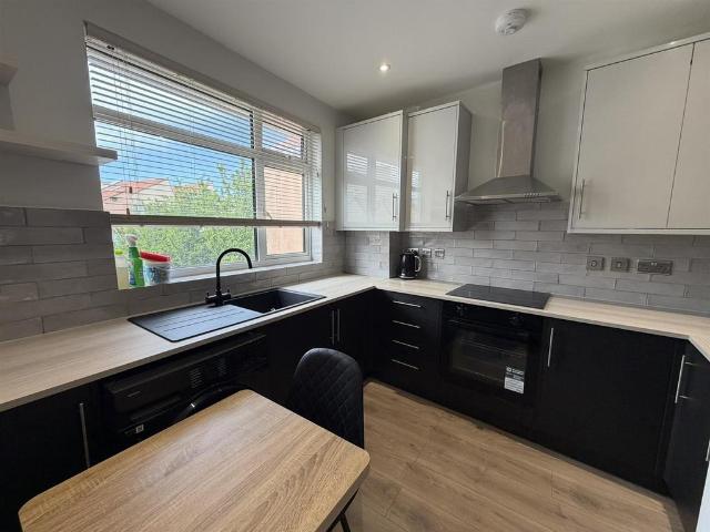 Cool Oak Lane, Colindale, London 3 bed maisonette to rent £2,700 pcm £623 pw