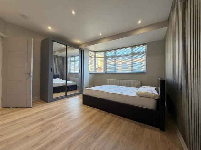 Cool Oak Lane, London NW9, 3 bed property to rent, £2,700 pcm | PrimeLocation