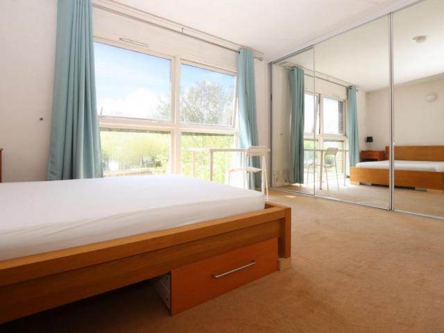 Cool double bedroom near Sir John McDougall Gardens Has a Room