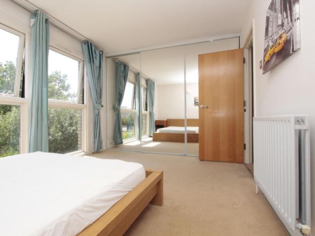 Cool double bedroom near Sir John McDougall Gardens Has a Room