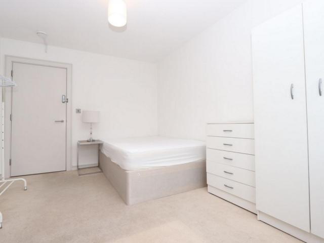 Cool double bedroom next to Greenwich Centre Library Has a Room