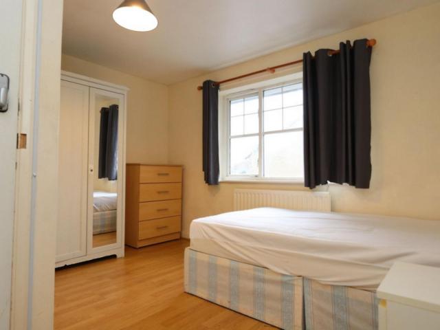 Cool double bedroom next to the Southwark Park Has a Room