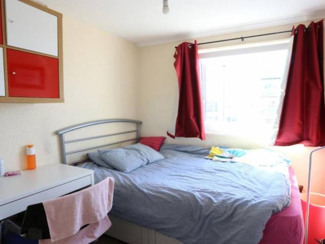Cool double bedroom close to the Queen Mary University of London Has a Room