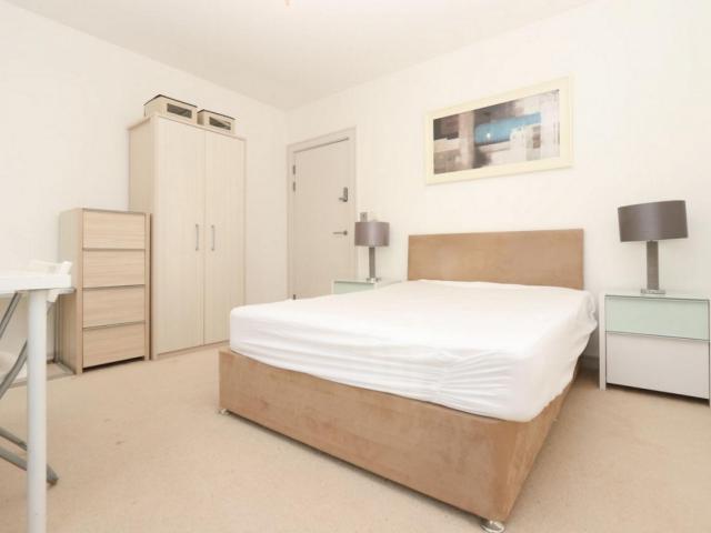Cool double bedroom with balcony close to Maze Hill Rail station Has a Room