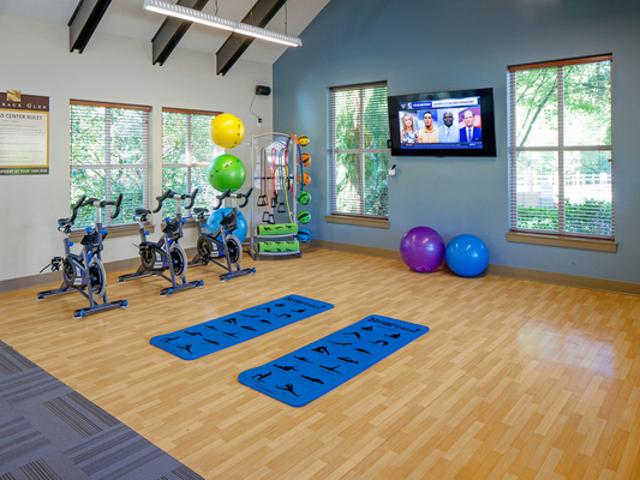 Cool Room with pool/hot tub and awesome gym around lots of nature for Rent Available August 1st