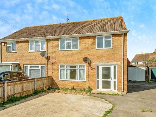 Coombe Close, CRAWLEY, RH11 3 bed semi detached house to rent £1,850 pcm £427 pw