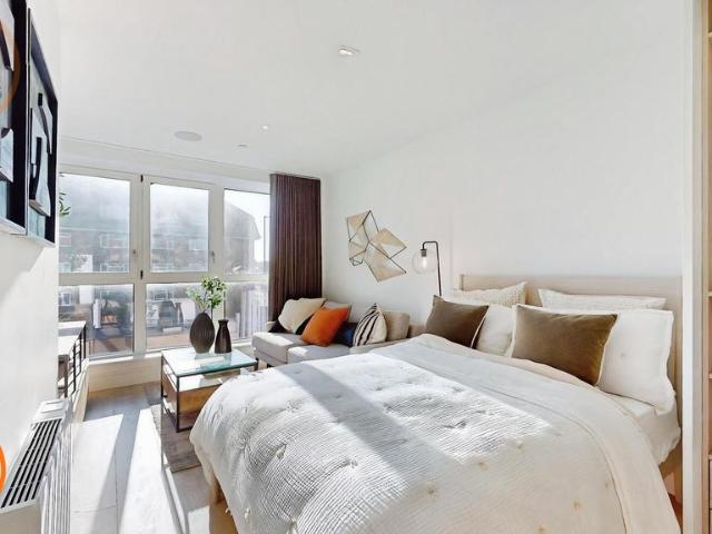 Coombe Hill House, Beverley Way. Studio to rent £1,595 pcm £368 pw