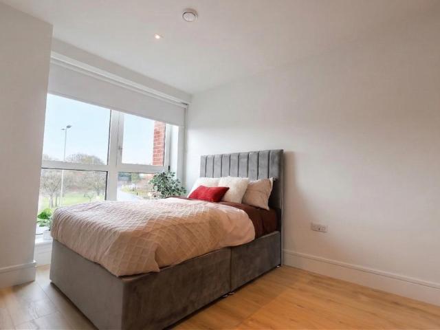 Coombe Hill House, Beverley Way SW20 1 bed apartment to rent £1,695 pcm £391 pw