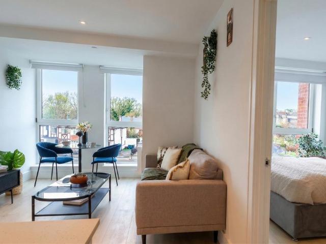 Coombe Hill House, Beverley Way SW20 1 bed apartment to rent £1,735 pcm £400 pw