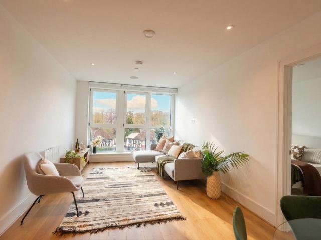 Coombe Hill House, Beverley Way SW20 2 bed apartment to rent £2,050 pcm £473 pw