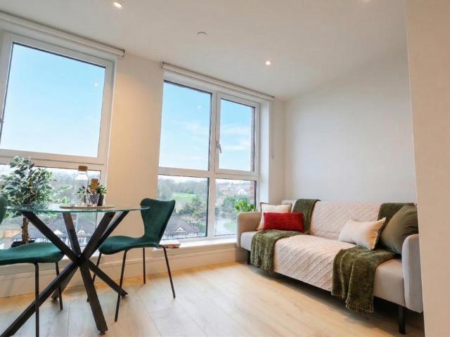Coombe Hill House, Beverley Way SW20 Studio to rent £1,595 pcm £368 pw