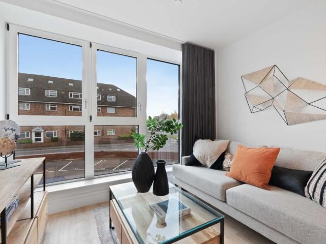 Coombe Hill House, Beverley Way SW20 Studio to rent £1,595 pcm £368 pw