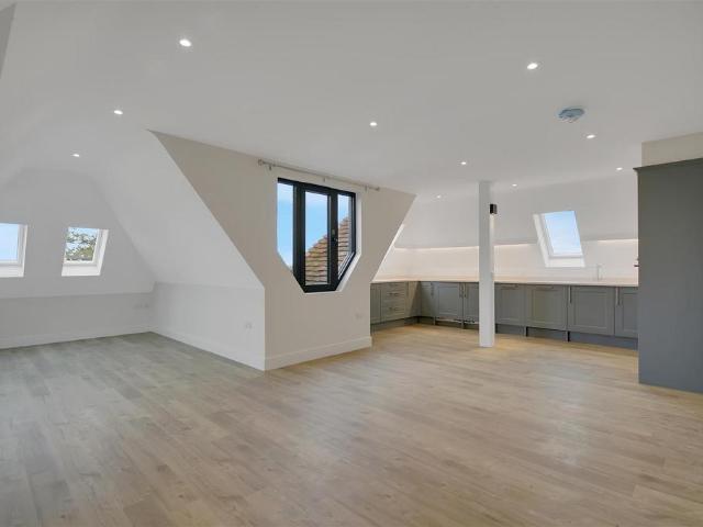Coombe Lane, Tenterden TN30 2 bed penthouse to rent £1,750 pcm £404 pw