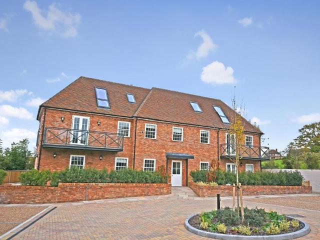 Coombe Lane, Tenterden TN30 2 bed penthouse to rent £1,750 pcm £404 pw
