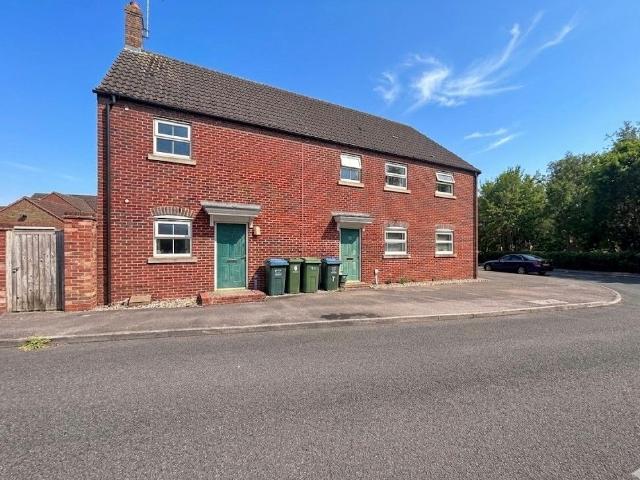 Coombe Lane, Aylesbury HP19, 2 bed maisonette to rent, £1,200 pcm | PrimeLocation
