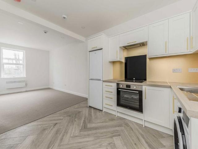Coombe Lane, London SW20 1 bed flat to rent £1,575 pcm £363 pw