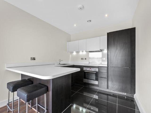 Coombe Lane, London SW20 2 bed apartment to rent £2,250 pcm £519 pw