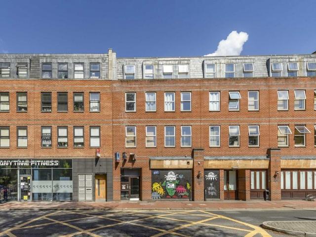 Coombe Lane, London SW20 2 bed flat to rent £1,950 pcm £450 pw