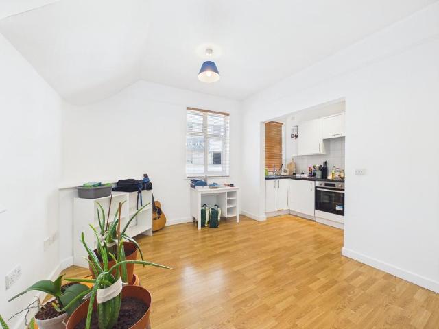 Coombe Lane, Raynes Park 1 bed flat to rent £1,550 pcm £358 pw