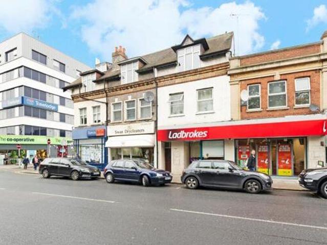 Coombe Lane, Raynes Park. 1 Bedroom Apartment