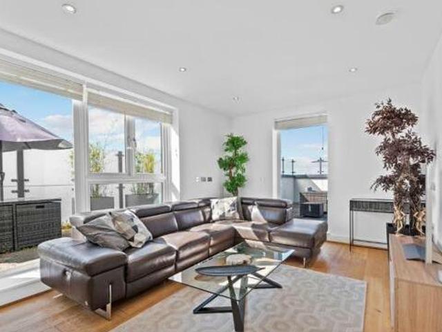 Coombe Lane, Raynes Park, 1 Bedroom Penthouse