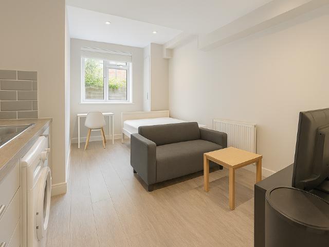 Coombe Road, Brighton, BN2 2 bed flat to rent £1,750 pcm £404 pw
