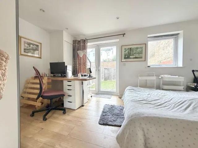 Coombe Road, Brighton, BN2 4ED 1 bedroom flat to rent