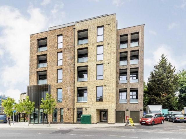 Coombe Road, Kingston Upon Thames KT2 2 bed flat to rent £2,195 pcm £507 pw