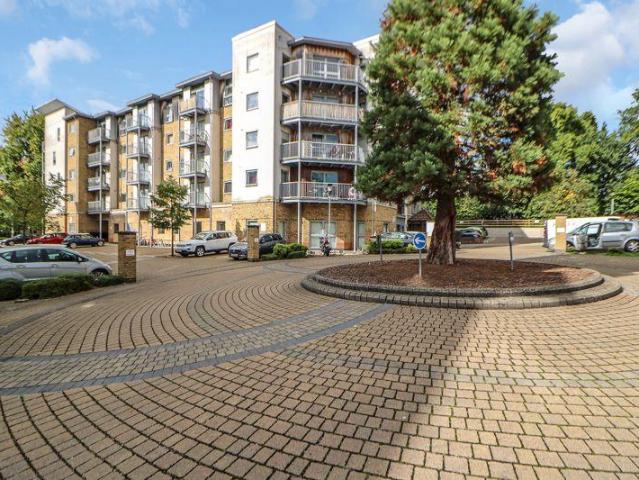 Coombe Way, Farnborough GU14 1 bed apartment to rent £1,125 pcm £260 pw