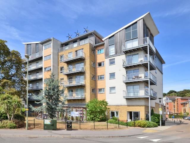 Coombe Way, Farnborough GU14, 2 bed flat to rent, £1,400 pcm | PrimeLocation