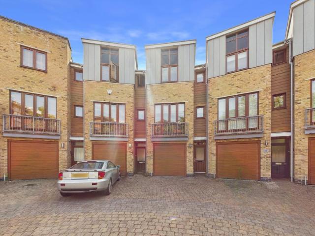 Coombe Way, Farnborough 4 bedrooms Property for lettings Seymours