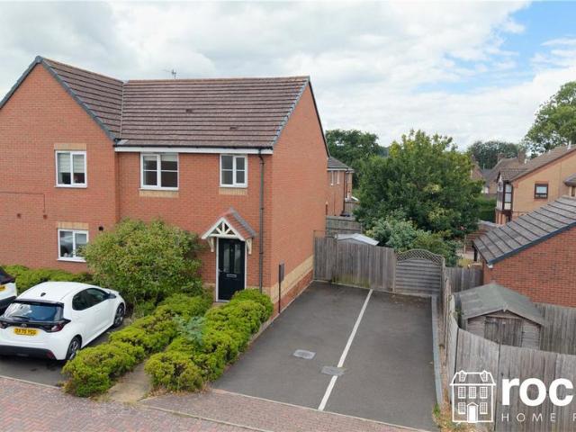 Coomer Court, Newcastle Under Lyme. 3 bed semi detached house to rent £1,395 pcm £322 pw