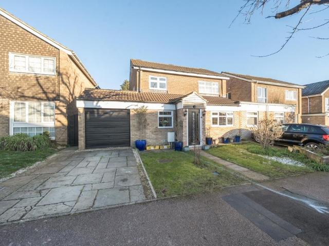 Coopers Meadow St. Albans AL3 3 bed detached house to rent £4,983 pcm £1,150 pw
