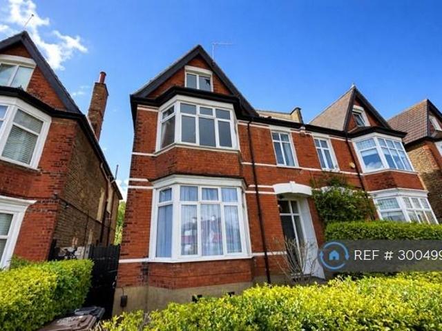 Coopers Lane, London, SE12 3 bed flat to rent £2,400 pcm £554 pw