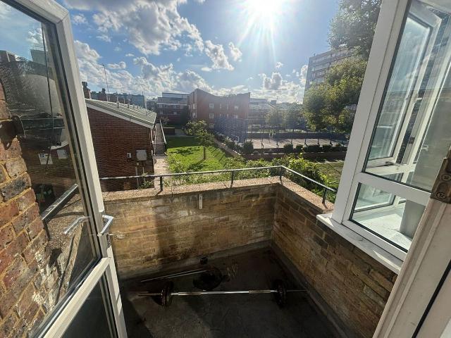 Coopers Road, London SE1, 3 bed flat to rent, £2,750 pcm | PrimeLocation