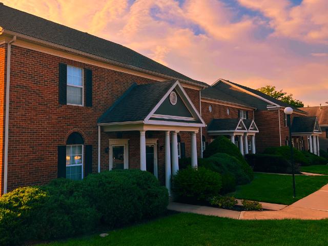 Coach House Apartments 2 Bedroom Apartment for Rent at 655 E Minor Dr, Kansas City, MO 64131 Red Ridge South