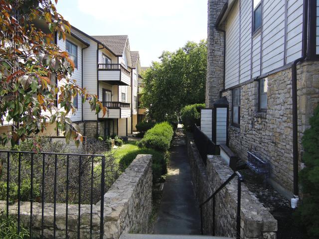 Coach House Apartments 2 Bedroom Apartment for Rent at 655 E Minor Dr, Kansas City, MO 64131 Red Ridge South