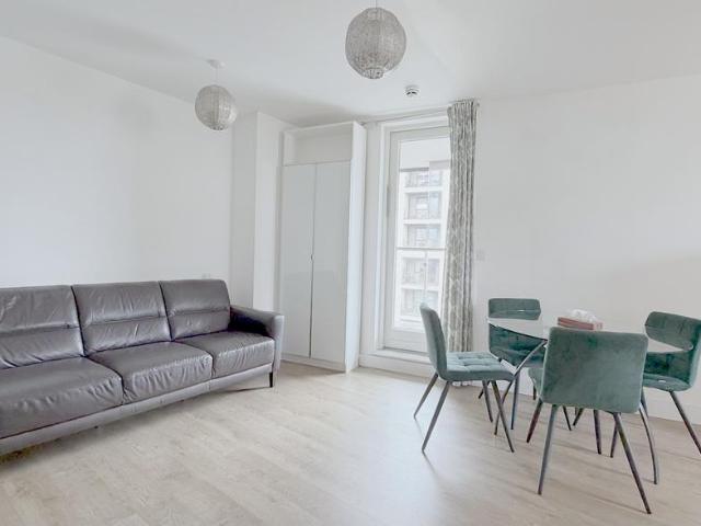 Coalmakers Wharf, London E14 2 bed flat to rent £2,300 pcm £531 pw