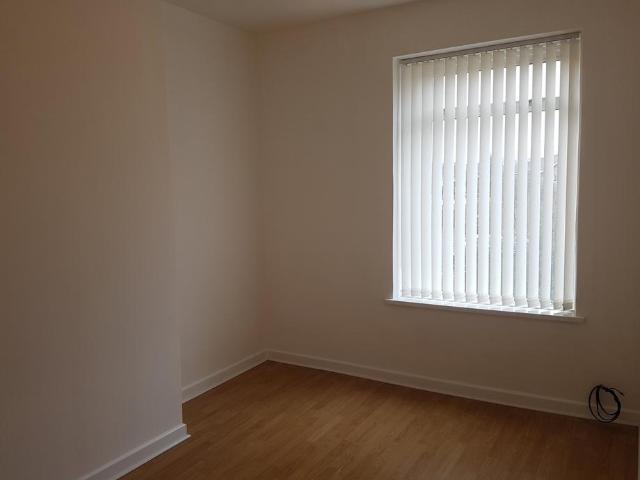 Coalshaw Green Road, Chadderton, OL9 3 bed terraced house to rent £1,399 pcm £323 pw