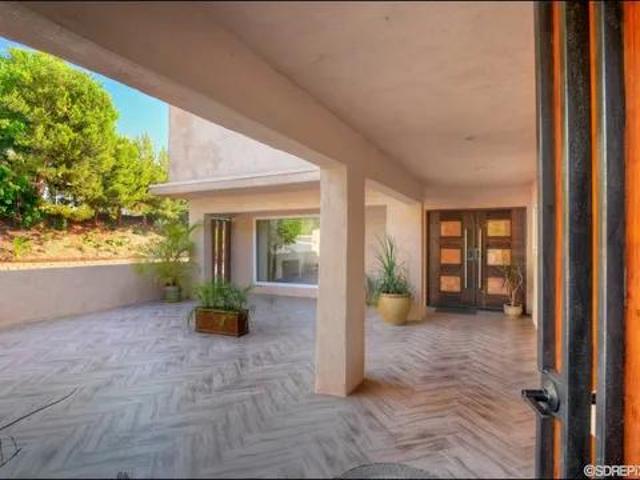 Coastal home close to freeway and amenities