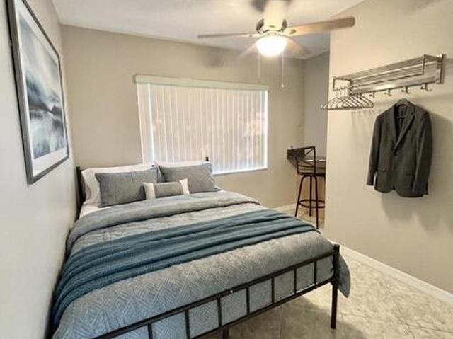 Coastal Living in Largo minutes to Indian Rock Beach and parks. Office desk and closets in the Rooms
