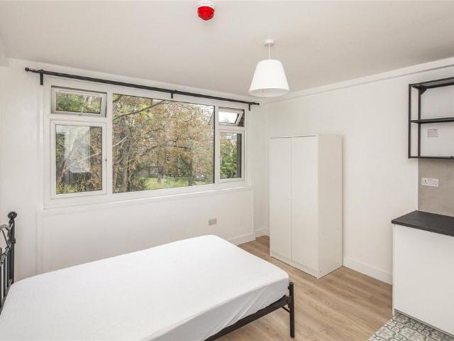 Coburg Crescent, London, SW2 1 bed in a house share to rent £1,090 pcm £252 pw