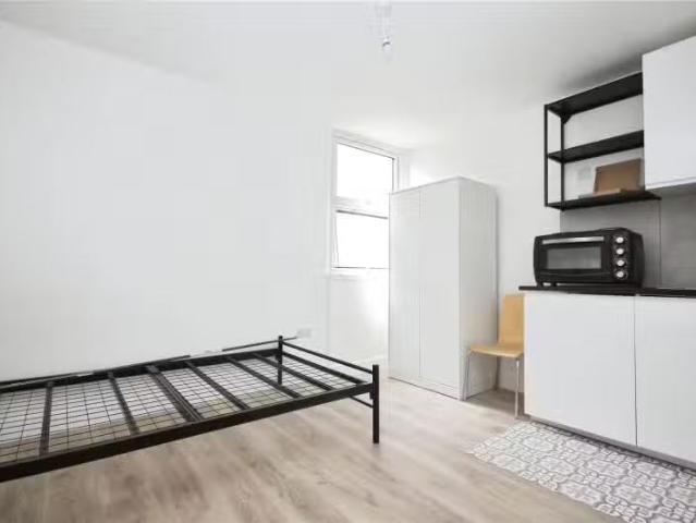 Coburg Crescent, London, SW2 3HU