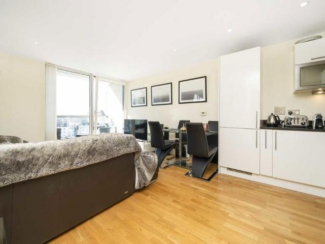 Cobalt Point, Canary Wharf E14 1 bed flat to rent £2,275 pcm £525 pw