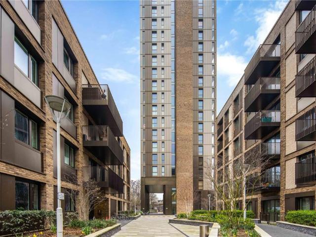 Cobalt Tower, Moulding Lane, London. 2 bed flat to rent £2,850 pcm £658 pw