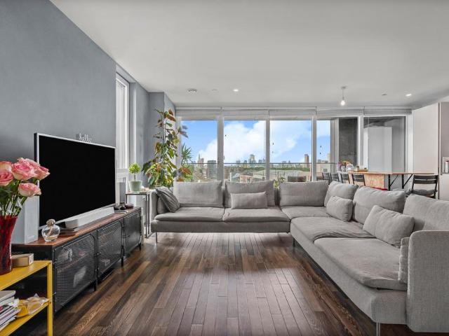 Cobalt Tower, Moulding Lane, London. 2 bed property to rent £2,700 pcm £623 pw